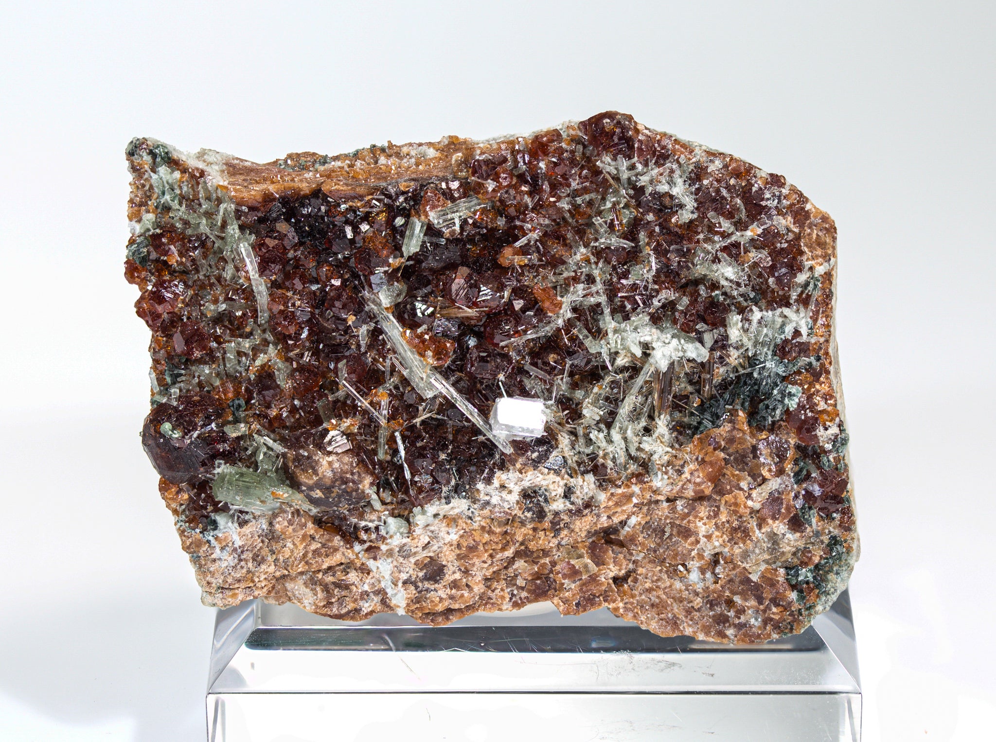 Hessonit & Diopsid & Apatit, Felskinn, Saas-Fee, Wallis, Schweiz ...